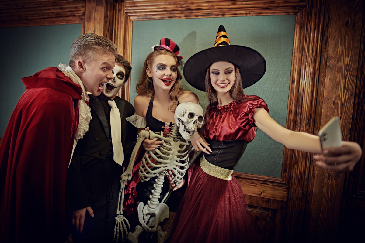Why Hire a Magician for Your Halloween Party? Top 7 Reasons!